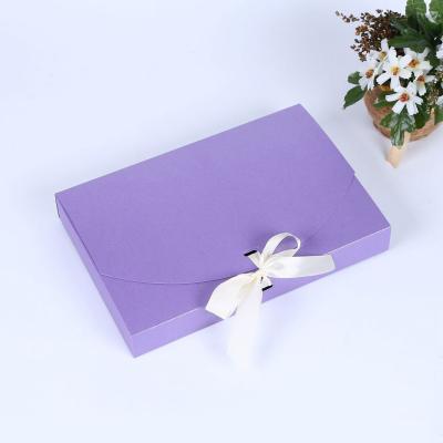 China Logotipo personalizado Caixas de presente de papel cartão kraft quadrado com fita Material ecológico à venda