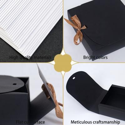 China Logotipo personalizado Caixas de presente de papel cartão kraft quadrado com fita Material ecológico à venda