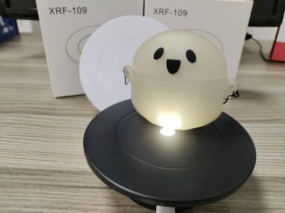 中国 小型LEDライト付きターンテーブルディスプレイスタンド 10.9cm 店舗向けカスタマイズ可能 販売のため