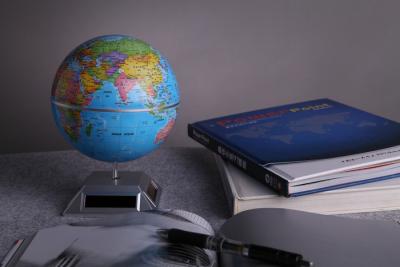 中国 カスタマイズされた回転式太陽光発電の球 教材 デスク用おもちゃ 販売のため