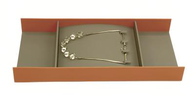 Cina MJmhd YG-FGJ05 Vassoio Organizzatore Modulare per Cassetti di Gioielli, 460x155x50mm Scatola Portaoggetti in Alluminio per Guardaroba con Ganci per Collane, Fatto a Mano per Comò e Armadio (Rosso/Marrone) in vendita