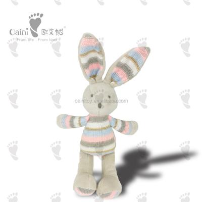 Cina ODM OEM Gift Custom Colorful Knitted Toy Polyester Stuffed Striped Plush Rabbit Toy in vendita