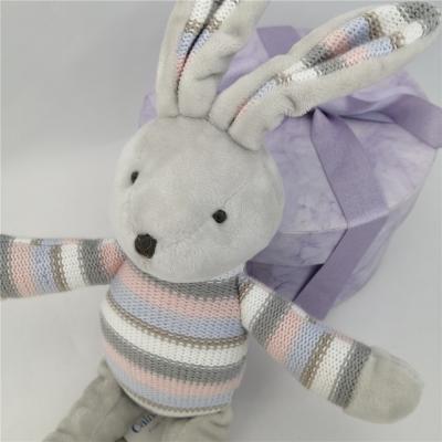 Cina ODM OEM Gift Custom Colorful Knitted Toy Polyester Stuffed Striped Plush Rabbit Toy in vendita