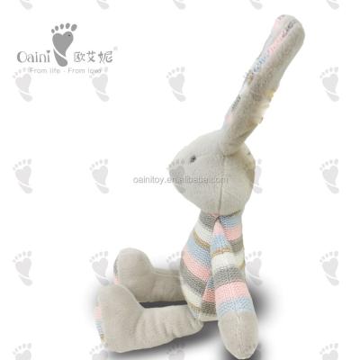 Cina ODM OEM Gift Custom Colorful Knitted Toy Polyester Stuffed Striped Plush Rabbit Toy in vendita