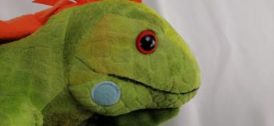 Cina Esemplari di giocattoli di lucertola verde di peluche personalizzati per regali e decorazioni domestiche in vendita