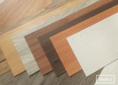 Cina Vinile di legno del PVC che pavimenta 1,2 millimetri di strato superiore 0.07mm di resistenza di slittamento in vendita