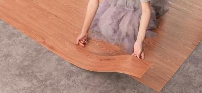 Cina Mattonelle dell'annuncio pubblicitario 2.0mm Lvt che pavimentano buccia ed il bastone di auto di colla di Eviromental in vendita
