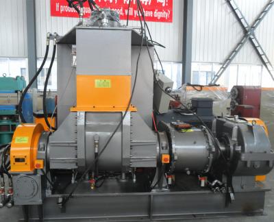 China Der zwei Flügel-Rotor-fertigte Gummikneter-Maschine 75l Kippen-Winkel der Farbe140° besonders an zu verkaufen