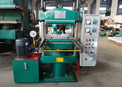 Cina 80T macchina di vulcanizzazione di gomma della stampa di pressione 500*500mm con la muffa automatica che fa scorrere dispositivo in vendita