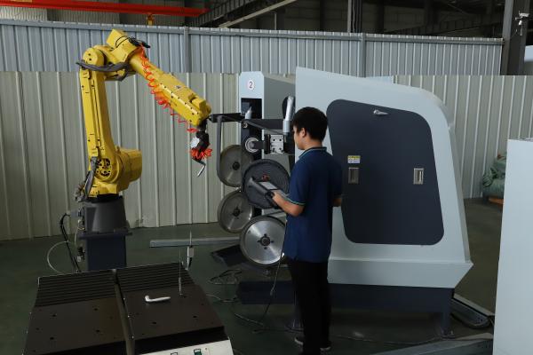 Αλέθοντας μηχανή ρομπότ FANUC ευφυής για τη στίλβωση στροφίγγων