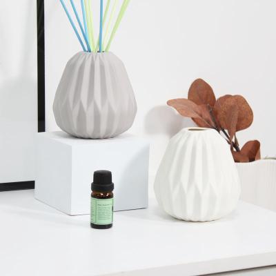 Cina Wholesale Home Fancy Empty Ceramic Round Essential Oil Reed Diffuser Bottles Bulk Sustainable in vendita