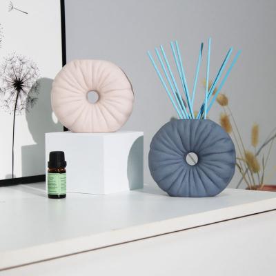 Cina Wholesale 240ml Home Fragrance Modern Reed Diffuser Bottle Empty Aromatherapy Bottle Embossed Ceramic in vendita
