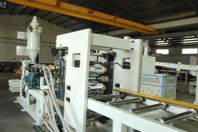 China Pvc-de Uitdrijvingslijn van de Schuimraad voor Meubilairmateriaal 1220*3-45mm Te koop