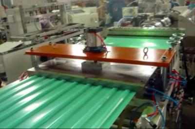 Cina Linea macchina lustrata dell'estrusione dello strato del tetto del PVC asa o di PMMA dell'estrusione delle mattonelle con l'estrusore a vite gemellato in vendita