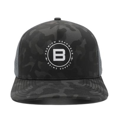 Cina ODM Designs Logo di gomma impermeabile Taglio laser Flat Bill 5 Panel Camo Golf Cappello traspirante in vendita