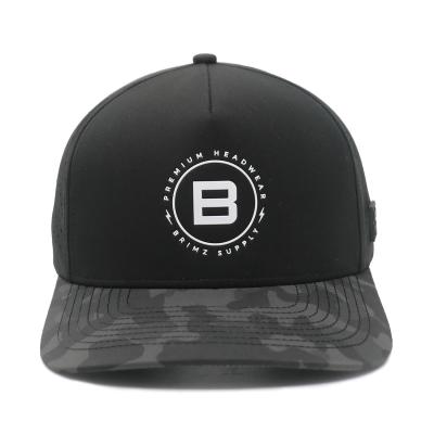Cina ODM Designs Logo di gomma impermeabile Taglio laser Flat Bill 5 Panel Camo Golf Cappello traspirante in vendita
