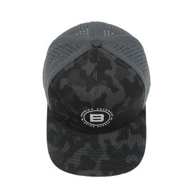 Cina ODM Designs Logo di gomma impermeabile Taglio laser Flat Bill 5 Panel Camo Golf Cappello traspirante in vendita
