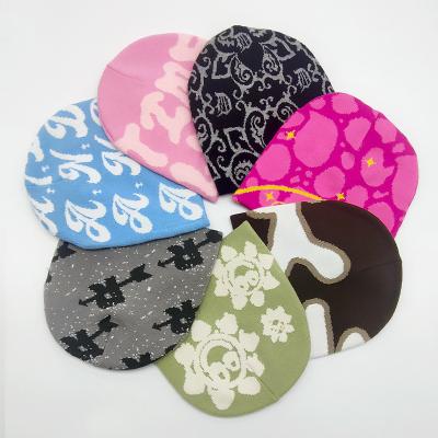 China Volwassenenmode Acryl zachte winterschoenen Hoed Gebreide hoeden met flockend borduurwerk Te koop