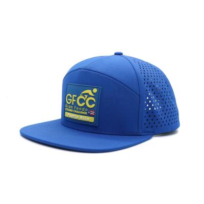 Cina Cappello da baseball a bordo piatto con logo in PVC in gomma in rilievo a 7 pannelli e foro di taglio laser impermeabile in vendita