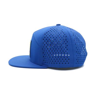 Cina Cappello da baseball a bordo piatto con logo in PVC in gomma in rilievo a 7 pannelli e foro di taglio laser impermeabile in vendita
