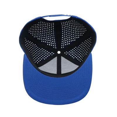 Cina Cappello da baseball a bordo piatto con logo in PVC in gomma in rilievo a 7 pannelli e foro di taglio laser impermeabile in vendita