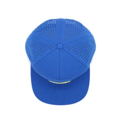 Cina Cappello da baseball a bordo piatto con logo in PVC in gomma in rilievo a 7 pannelli e foro di taglio laser impermeabile in vendita