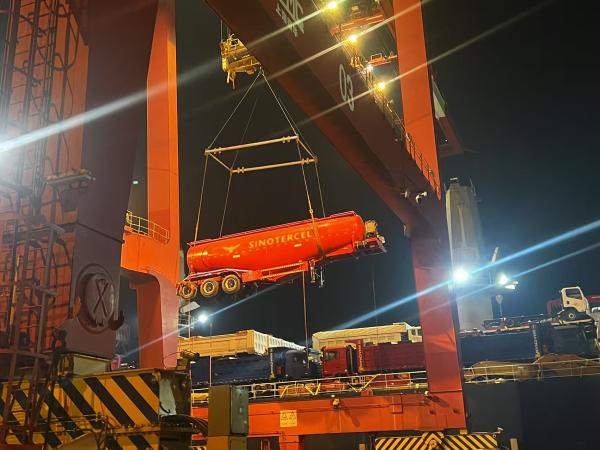 Quality 3 Axles Bulk Cement Semi Trailer with 30-70 Cubic Meters Capacity and 12R22.5 for sale