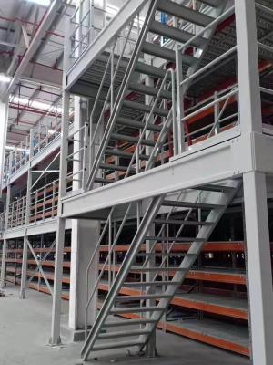 中国 5-15m Height Steel Mezzanine Floor Racking System For Customizable Storage Solutions 販売のため