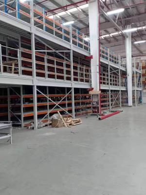 中国 5-15m Height Steel Mezzanine Floor Racking System For Customizable Storage Solutions 販売のため