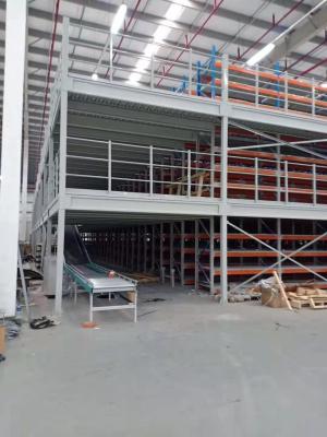 中国 5-15m Height Steel Mezzanine Floor Racking System For Customizable Storage Solutions 販売のため