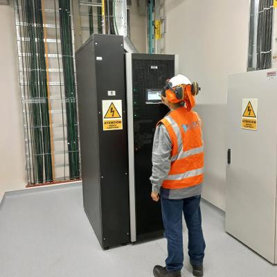 Cina Eaton Brand Online serie 93PR UPS15-500KVA 25KVA-200KVA alimentazione ininterrotta con uscita a tre fasi per il calcolo in ufficio in vendita