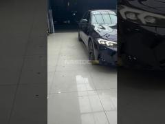 Perfetto effetto di installazione della pellicola sul finestrino dell‘auto.