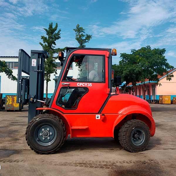 4 Ton All Terrain Forklift Truck 2WD Mini Off Road Forklift Red And Grey