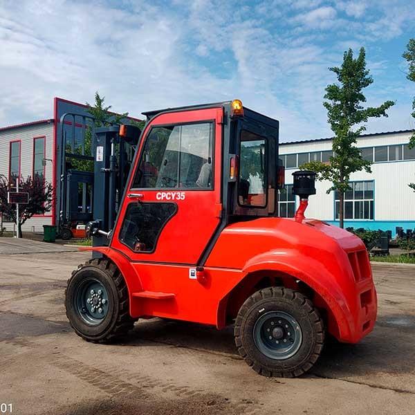 4 Ton All Terrain Forklift Truck 2WD Mini Off Road Forklift Red And Grey