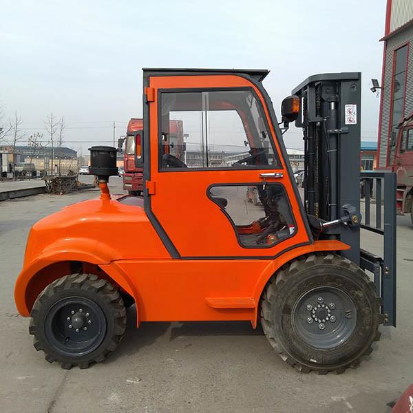 4 Ton All Terrain Forklift Truck 2WD Mini Off Road Forklift Red And Grey