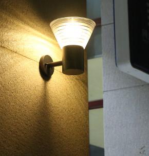 Cina Illuminazione esterna ad alta luminosità IP65 Illuminazione paesaggistica SMD 5w LED luce solare da giardino utilizzata nei giardini in vendita