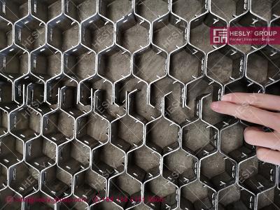 China AISI410S Hexagonal Mesh 19mm Height 2mm Thick 3x10ft Lance Pattern Refractory Lining for sale