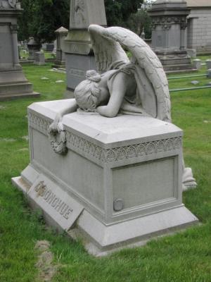 China Custom Funeral White Stone Monument European Style New Headstone Tombstone With Angel Statue Carving For Graves for sale