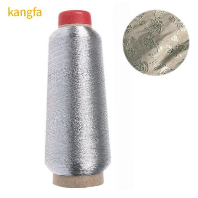 Cina 125g 150D Filato metallico filo da cucire argento per accessori di abbigliamento 100% poliestere in vendita