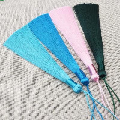 China Antistatische borstel gekleurde kleur 8 cm zijde Tassel Fringe Sleutelhanger voor feestzak decoratie Te koop