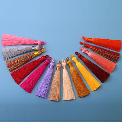 China Antistatische borstel gekleurde kleur 8 cm zijde Tassel Fringe Sleutelhanger voor feestzak decoratie Te koop