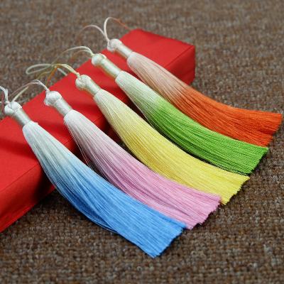 China Antistatische borstel gekleurde kleur 8 cm zijde Tassel Fringe Sleutelhanger voor feestzak decoratie Te koop