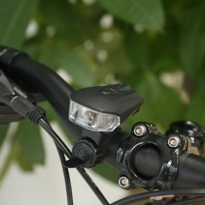 Cina Sensore astuto USB che fa pagare LED per andare in bicicletta le luci impermeabili leggere della bici per la notte che guida 76g in vendita