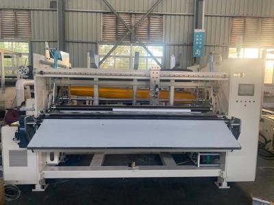 Cina macchina 380V 50Hz di Rewinder della taglierina del rotolo enorme della carta igienica di 1350mm in vendita