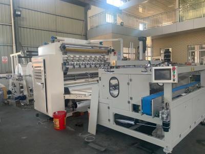 Cina macchina 380V 50Hz di Rewinder della taglierina del rotolo enorme della carta igienica di 1350mm in vendita