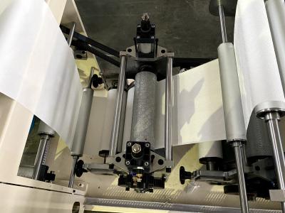 Cina 1/12 fazzoletti bagnati di volta del cotone che rendono a macchina la piegatrice del tovagliolo del rotolo enorme in vendita