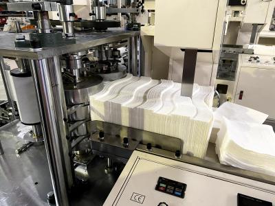 Cina La macchina di riciclaggio 1/12 del tovagliolo della carta velina dello SpA di materia prima volta la stampa del 4.5KW in vendita