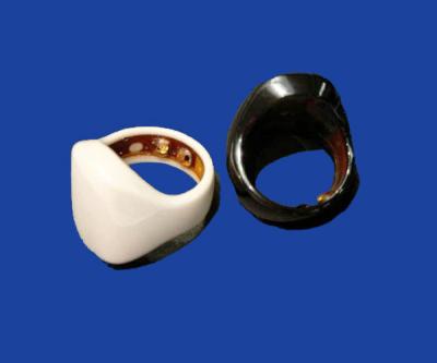 Cina Anello ceramico di biossido di zirconio lucido nero con il doppio centro spazzolato scanalato 8mm in vendita