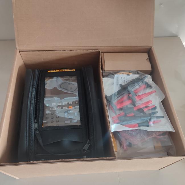 Fluke 754 calibrator in operation