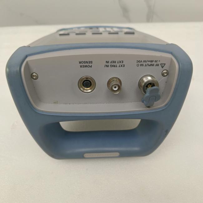 Rohde & Schwarz FSH6 in operation